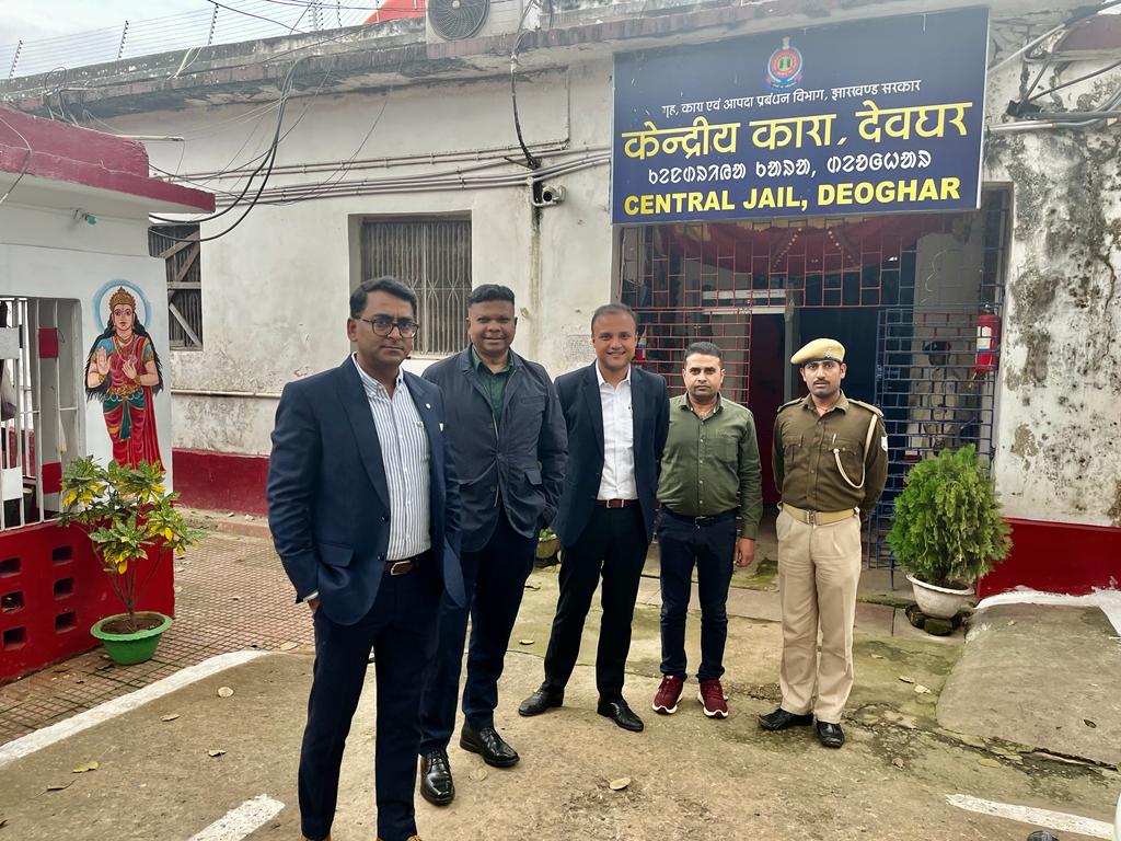 Deoghar DC और SP ने केंद्रीय कारा का किया औचक निरिक्षण, व्यवस्था और ...