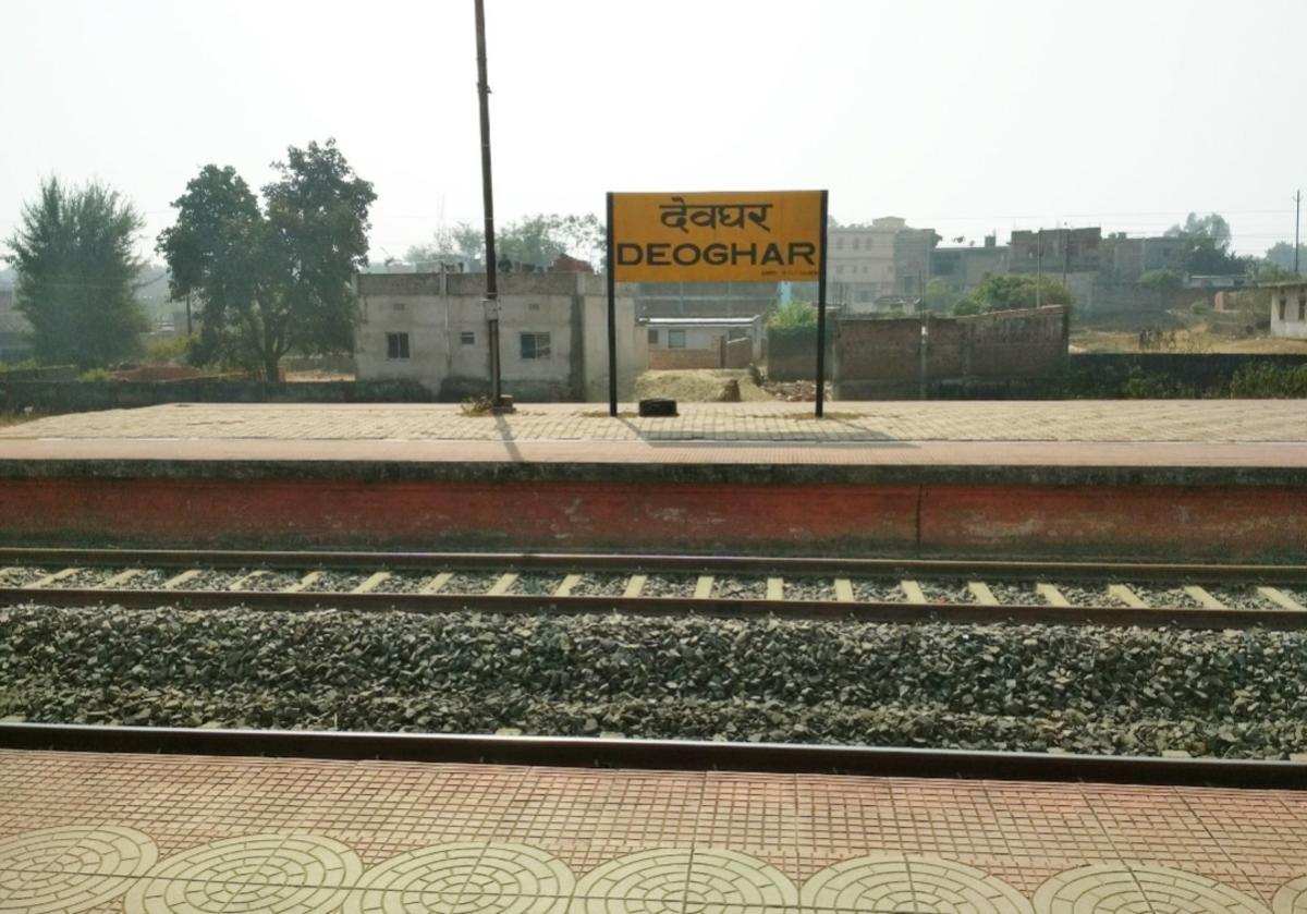 ट्रेन पर चढ़ने के क्रम में गिरा कांवरिया, मौत, Deoghar Station की घटना ...