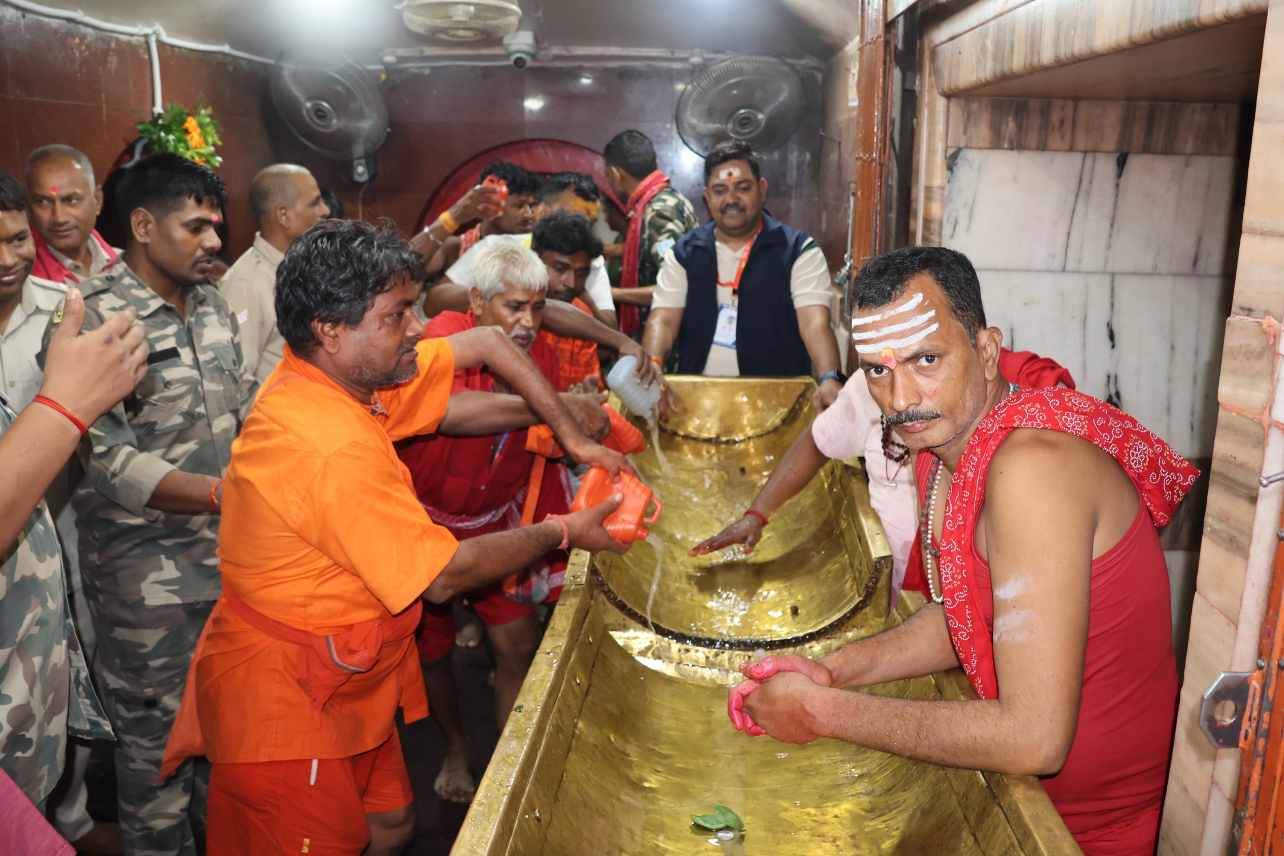 Basukinath Dham में दिखा आस्था और श्रद्धा का अद्भुत संगम, एक लाख से ...